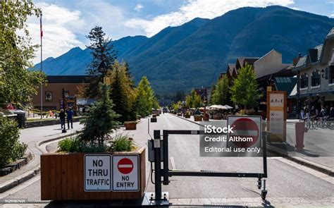 캐나다 앨버타주 밴프의 밴프 애비뉴를 따라 표지판에 들어가지 않는 버스 차선 0명에 대한 스톡 사진 및 기타 이미지 Istock