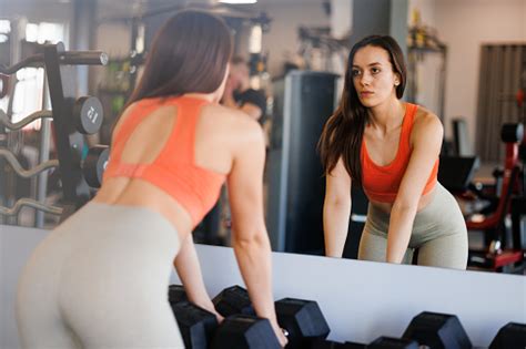 허리 운동 건강 및 피트니스 여성 운동 개념 실제 사람들이 공간을 복사하기 위해 덤벨을 사용하여 체육관에서 훈련하는 한 여성 25 29세에 대한 스톡 사진 및 기타 이미지
