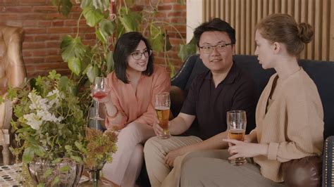 Vid O De Stock Gratuit Un Jeune Homme Parlant Avec Deux Belles Jeunes Filles