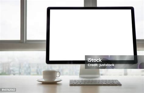 테이블에 빈 화면이 노트북 광고 텍스트 메시지에 대 한 빈 복사본 공간 스크린 노트북 컴퓨터에서 작업 영역 배경 새로운 프로젝트 공란에 대한 스톡 사진 및 기타 이미지