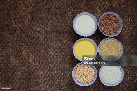 장식 배경에 그릇에 원시 시리얼 아기 죽 이나 반찬 요리 재료 메밀 완두콩 세몰리나 밀 쌀 옥수수 그릿을 삼베 질감에 다이어트 식품 0명에 대한 스톡 사진 및 기타 이미지