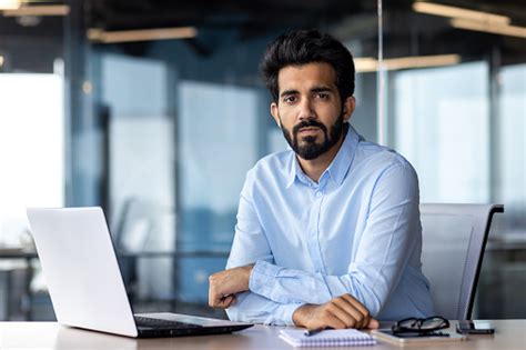 성숙한 사업가 상사 카메라를 바라보며 진지한 생각을 하는 남자 직장에서 노트북을 사용하여 사무실에서 일하는 사업가의 초상화 남자 사업가에 대한 스톡 사진 및 기타 이미지