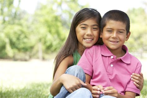 Retrato Del Hermano Y De La Hermana En Parque Foto De Archivo Imagen