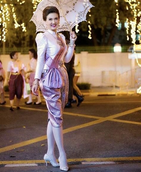 ปักพินในบอร์ด Thai Dress ชุดแบบดั้งเดิม ชุด เสื้อผ้าผู้หญิง