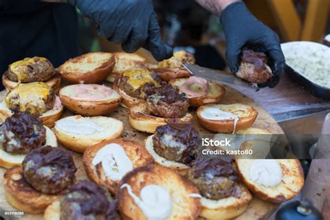오픈 키 친 국제 음식 축제 이벤트에 야외 쇠고기 햄버거를 만드는 요리사 거리에 대한 스톡 사진 및 기타 이미지 거리 건강한 생활방식 고기 Istock