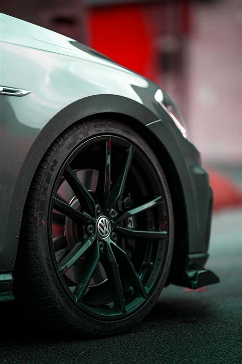 실내 가장자리 각도 감지기 거울 검은 색 페인트 검은색 광택이 있는 교통 그릴 기계 기술 도시 도시의 등고선 디자인 디테일 럭셔리