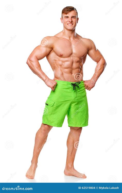 Сексуальный атлетический человек показывая мышечное тело изолированное над белой предпосылкой