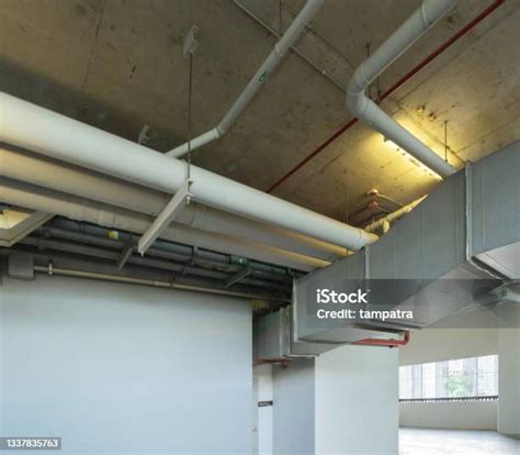 산업 공장의 천장 건물에 냉각기 타워 또는 냉각 탑 시스템 작업 기계 응축기 물 공급 및 반환 파이프 라인 환기 압축기 작업장에서 물 시스템 0명에 대한 스톡 사진 및 기타