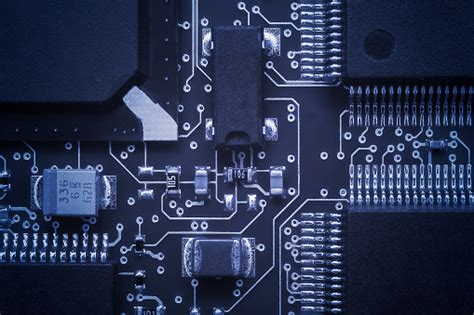 프로세서 집적 회로 및 기타 많은 표면 장착 패시브 전기 구성 요소와 인쇄 회로 기판의 클로즈업 0명에 대한 스톡 사진 및 기타 이미지 Istock