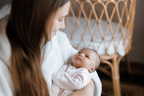 Mamá Cariñosa Que Cuida De Su Bebé Recién Nacido En Casa Foto Premium