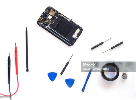 기술자는 복사 공간 스마트 폰의 마 더 보드를 수리 컴퓨터 하드웨어의 개념입니다 기술자에 대한 스톡 사진 및 기타 이미지 기술자 무선 기술 배경 주제 Istock