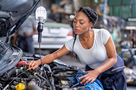 자동차 수리점 스탠드에서 엔진 오일 계량봉을 당기는 기계 소녀 20 24세에 대한 스톡 사진 및 기타 이미지 20 24세 가솔린 건강관리와 의술 Istock