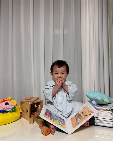 강블리 육아 ∙ 캠핑 ∙ 감성라이프 협찬 브레드이발소 한글 빵빵 슬슬 한글에 관심을 가지던 서아 막상 시중의 워크북을 주면 재미가 없는지 금방 자리를 뜨곤 해요 😂