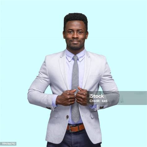 전면보기 카메라 허리 세로 1 명 만 2029세 성인 잘생긴 사람 곱슬 머리 짧은 머리 아프리카 민족 아프리카 계 민족 세대 Z 남성 젊은 남성 서 양복 20 24세에 대한