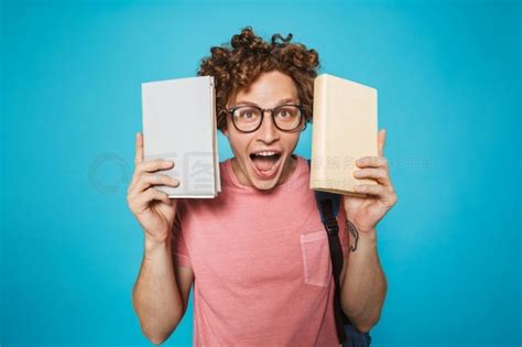 背包高清图片 戴着眼镜、背着背包、卷发的天才学生微笑着拿着两本书 产品实拍免费下载 格式 626像素 编号53990641 千图网