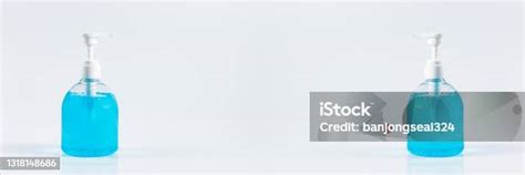 흰색 배경에 알코올 젤 펌프액체 화장품 튜브 코로나바이러스 손 보호 손 소독제 3d 화이트 배경에 현실적인 용기 벡터 0명에