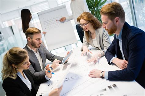 사무실에서 프로젝트 및 브레인 스토밍에 협력 하는 비즈니스 사람들 경영자에 대한 스톡 사진 및 기타 이미지 경영자 계획