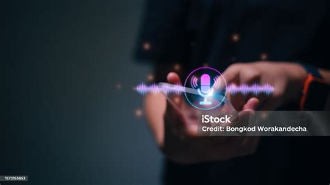 스마트폰에서 마이크 아이콘을 만지는 여성들 모바일 응용 프로그램 소리 오디오 음악 음성 메시지를 녹음합니다 또는 음성을 사용하여 Ai가 인터넷에서 정보를 검색하도록