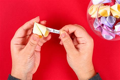 빨간색 배경에 예측 Diy 쿠키입니다 선물 아이디어 중국 새 해 장식입니다 수 제 다 색된 골 판지에서 포춘 쿠키입니다 단계적으로 공예를 처리 합니다 상위 뷰 2019년에