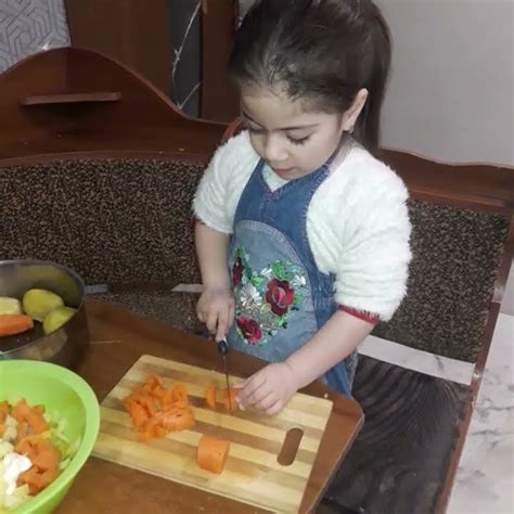 4 წლის მარიამ ჩიდრაშვილი დიდი ოჯახის პატარა დიასახლისი და 6 ძმის დაიკო Youtube