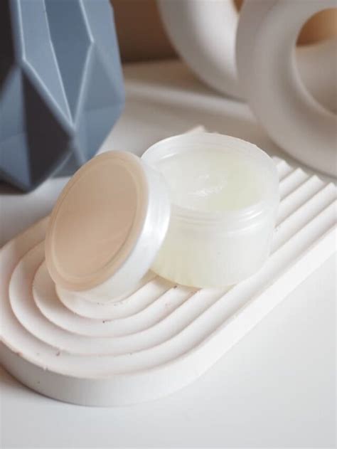 5 Ways To Use Petroleum Jelly For Skin Care