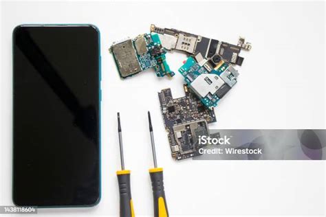 전자 마더 보드 휴대 전화의 아이소메트릭 프로세서 마이크로 칩 디지털 통신 사람 및 기술 0명에 대한 스톡 사진 및 기타 이미지 Istock