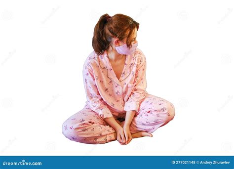 женщина сидящая на кровати в карантине изолированная на белом B Стоковое Фото изображение