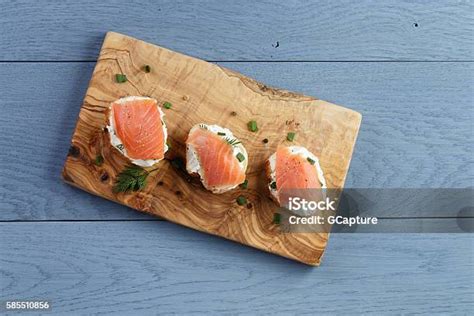 나무 테이블에 부드러운 치즈와 연어와 바게트 슬라이스 연어 해산물에 대한 스톡 사진 및 기타 이미지 연어 해산물 카나페 하이 앵글 Istock