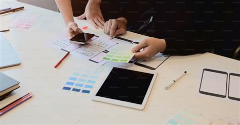 Ui Ux 디자이너는 모형 휴대폰에서 레이아웃 디자인 응용 프로그램을 스케치합니다 사진 Unsplash의 Ux 디자인 이미지