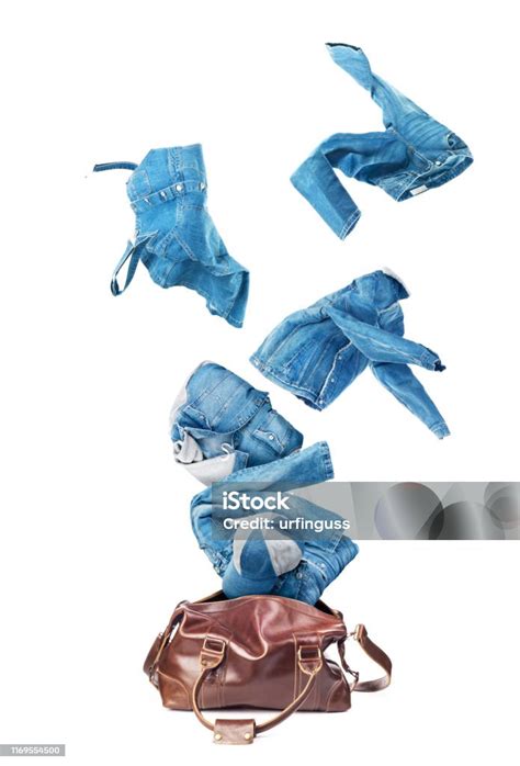 흰색 배경에 고립 된 브룬 스킨 수하물 가방에서 비행 청바지 옷 날기에 대한 스톡 사진 및 기타 이미지 날기 의류 청바지 Istock