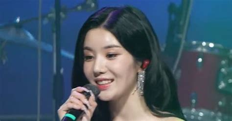 묵직한 권은비 하늘색 드레스