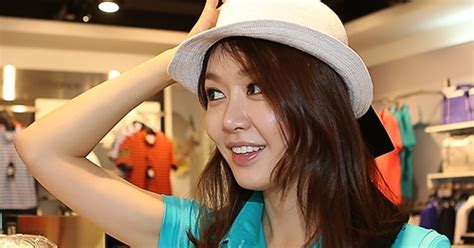 포토 김민아 아나운서 페도라로 한껏 멋내요