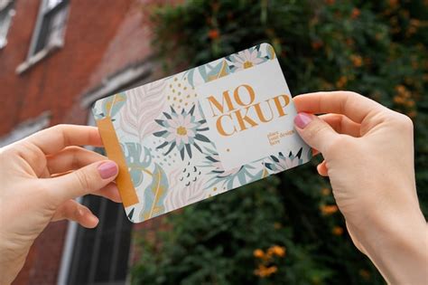 Conception De Maquette En Papier Tenue La Main Psd Premium