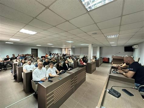 Ученици от Враца дискутираха превенцията срещу зависимости с Мартин Харизанов и Пламен Йотински