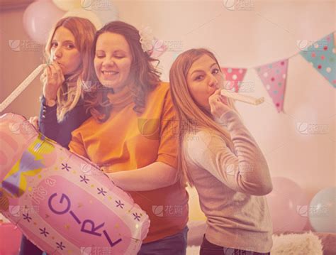 友谊 女人 庆生会 婴儿用品 女婴 现代 拿着 儿童 胃 女孩