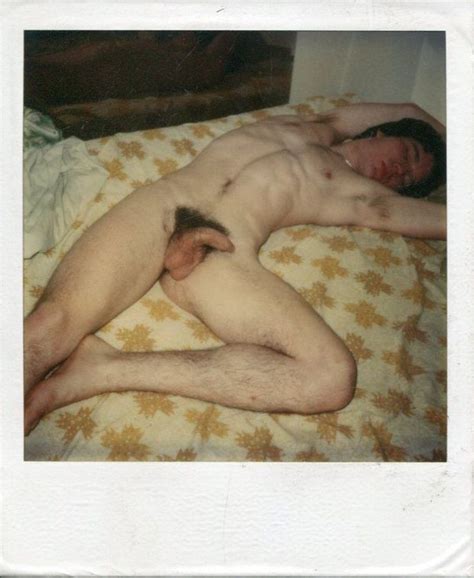 Foto Nude Male Slut Sprawled On A Bed