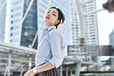 아름다운 아시아 비즈니스 여성이 비즈니스 지구를 걷고 있습니다 한 명의 여자만에 대한 스톡 사진 및 기타 이미지 한 명의 여자만 자신감 걷기 Istock