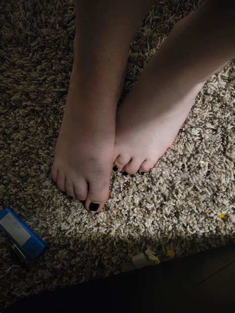 Shy Feet 🥺 R Foottalk
