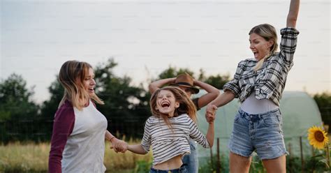 어머니와 이모가 커뮤니티 농장에서 야외로 뛰어드는 행복한 어린 소녀 사진 Unsplash의 슬로바키아 이미지