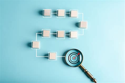 비즈니스 성장 성공 달성 개념의 단계 계획 개발 리더십 및 고객 대상 그룹 개념에 대한 성공 목표에 대한 확대 초점 0명에 대한 스톡 사진 및 기타 이미지 Istock