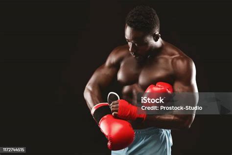 아프리카 근육 복서 착용 빨간 장갑 전에 싸움 격투기에 대한 스톡 사진 및 기타 이미지 격투기 경쟁 권투 글러브 Istock