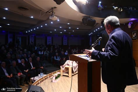 همشهری آنلاین تصاویر گریه ها و خنده های حسین کلانی در شبِ حسین کلانی فوتبالیست های