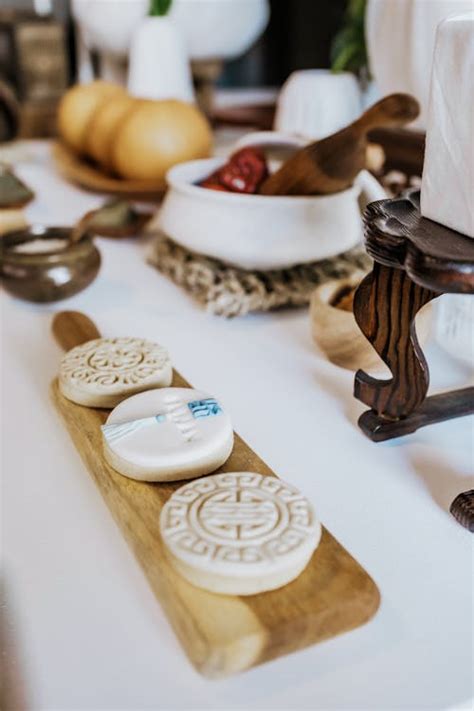 Id 갈색 나무 숟가락 나무 장식 달콤한 취급 도자기 그릇 디저트 모임 목조 판자 문화 유산 문화 축하 문화 행사 문화적인 과자 생일 축하 생일