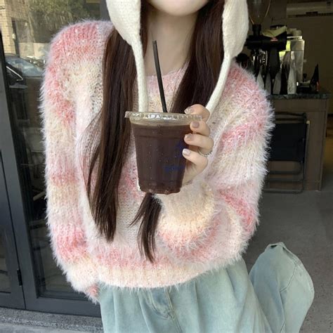 위켄드블루 보송 그라데이션 핑크 크롭 니트 러블리 귀여운 파스텔 쿨톤 청순 데이트 여친 룩 페미닌 여성스러운 유니크 스트릿 힙한 트렌디