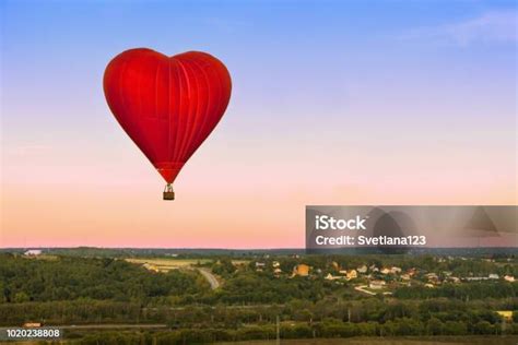 동유럽 라이프 스타일 복사 공간 선셋 블루 핑크 하늘에서 비행 빨간 뜨거운 공기 풍선의 심 혼 하트 모양에 대한 스톡 사진 및 기타 이미지 Istock