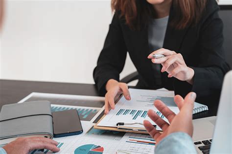 사업 아이디어 사업가들의 이야기 그리고 투자 결과의 성장을 보여주는 차트와 그래프에 대한 계산 성공적인 팀워크의 Group A에