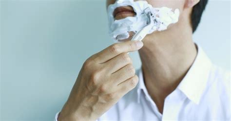 수염 깎다 생긴 면도 트러블 줄일 방법 없을까