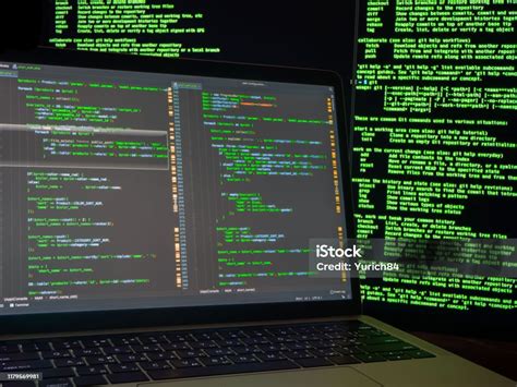 Concepto De Ciberdelincuencia Piratería Y Tecnología Hacker Usando Código Malicioso O Programa