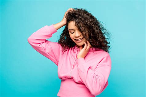 웃는 아프리카계 미국인 젊은 여자 감동 얼굴에 고립 된 파랑 갈색 머리에 대한 스톡 사진 및 기타 이미지 갈색 머리 곱슬 머리 로맨스 Istock