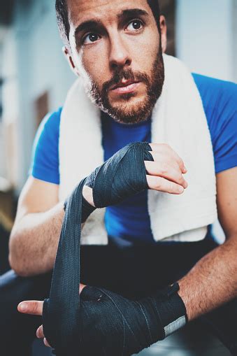 젊은 선수 흑인 권투 붕대 매 집중 복 서 남자 킥복싱 체육관에서 훈련 하기 전에 Prepairing입니다 흐리게 배경입니다 수직입니다 건강관리와 의술에 대한 스톡 사진 및